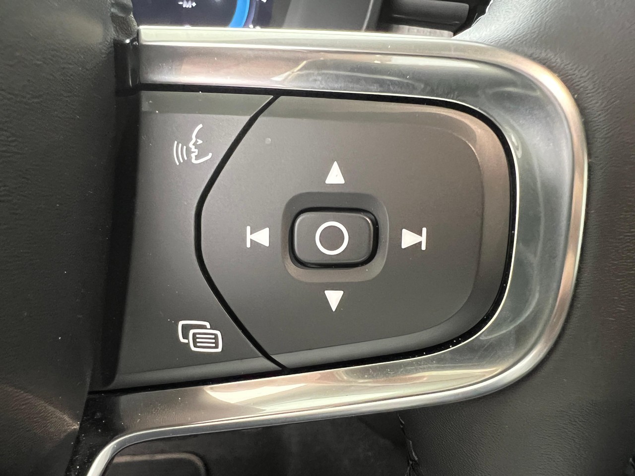 VOLVO XC40 2.0 B4 MH Plus Dark / Jetzt mit attraktivem 1,9% Leasing Kaufen