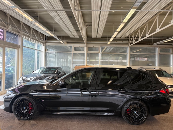 BMW 540i xDrive 48V Touring Pure M Sport | CH | All Black | Driving ...