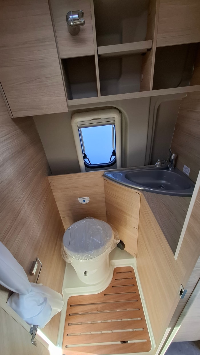 ROADCAR R601 Automatique 4 places (chauffage diesel, lits superposés ...