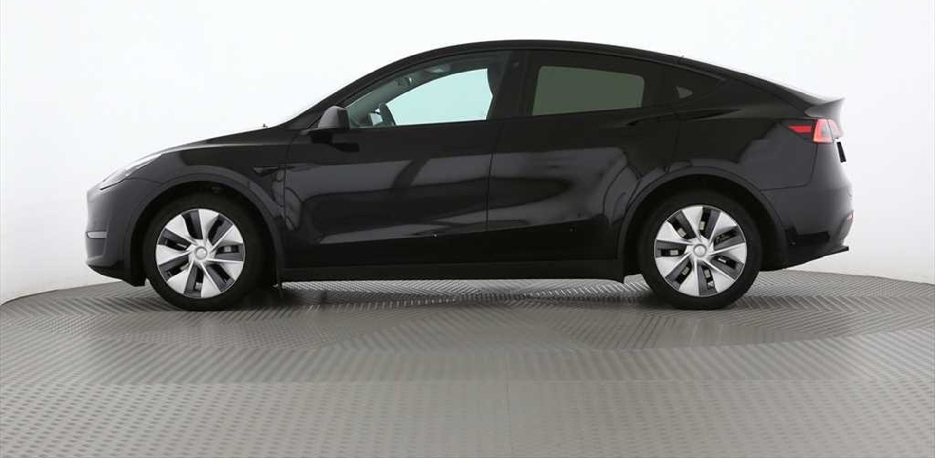 TESLA Model Y Long Range 533 km (WLTP) 514PS All Black mit ...