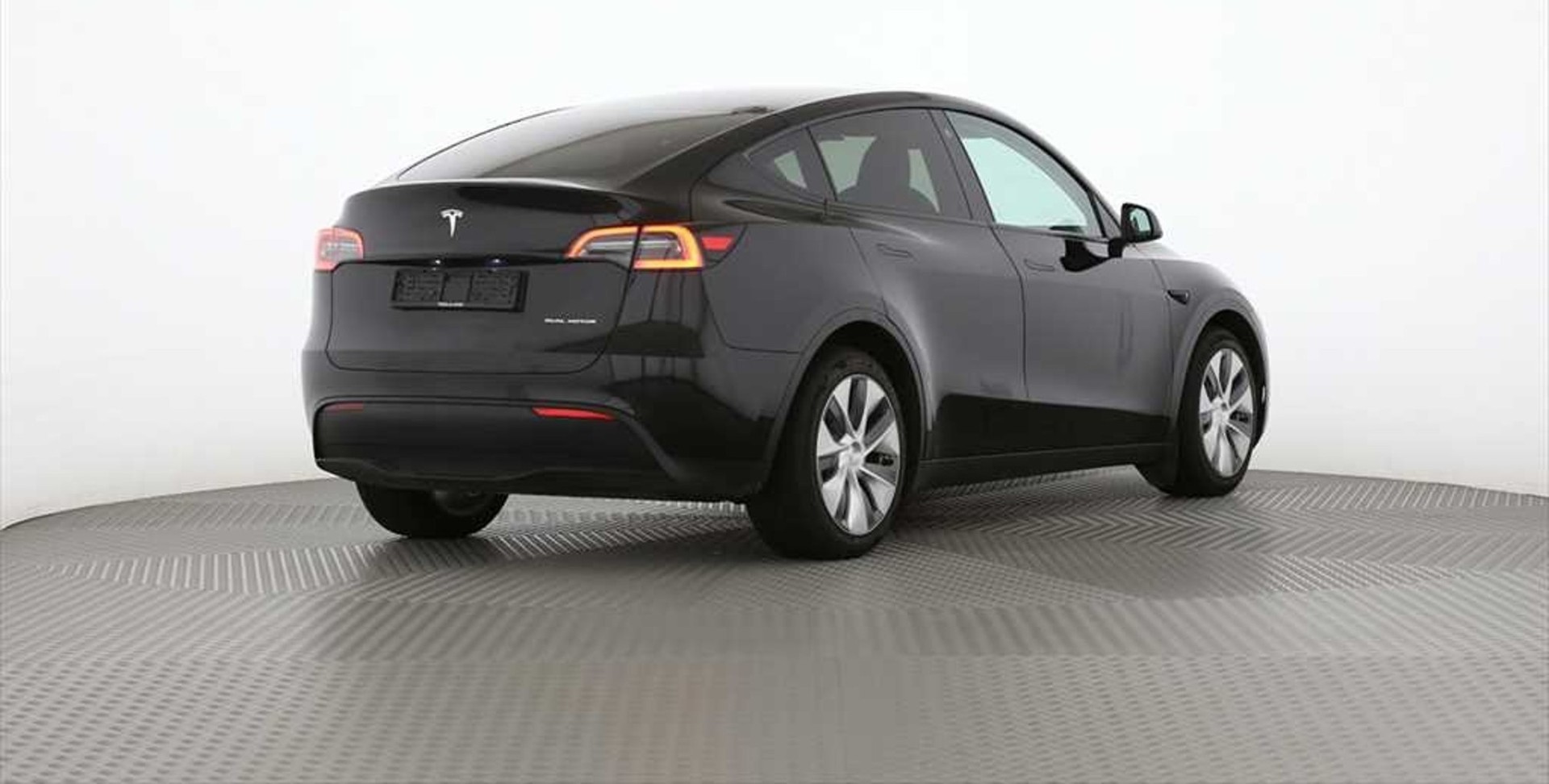 TESLA Model Y Long Range 533 km (WLTP) 514PS All Black mit ...