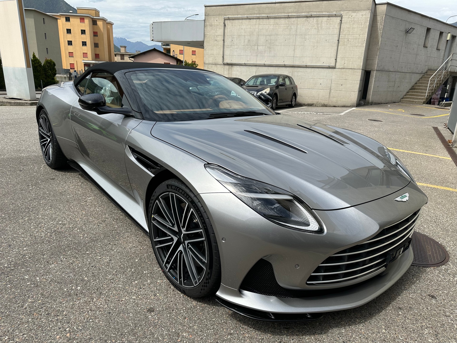 ASTON MARTIN DB12 - Occasionen kaufen | AutoScout24