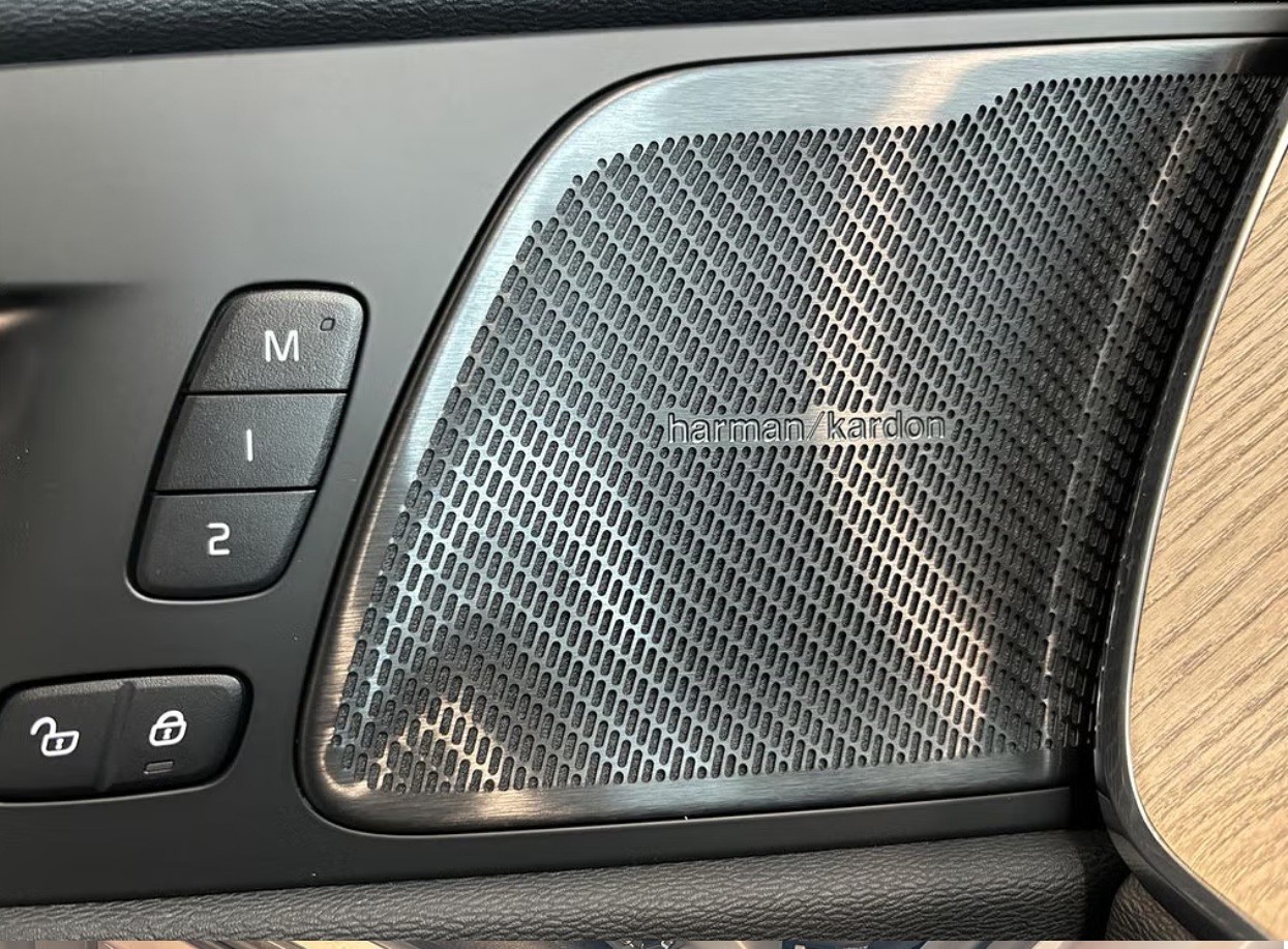 VOLVO XC60 B5 Benzin Mild Hybrid AWD Plus Dark Nordic Edition Kaufen